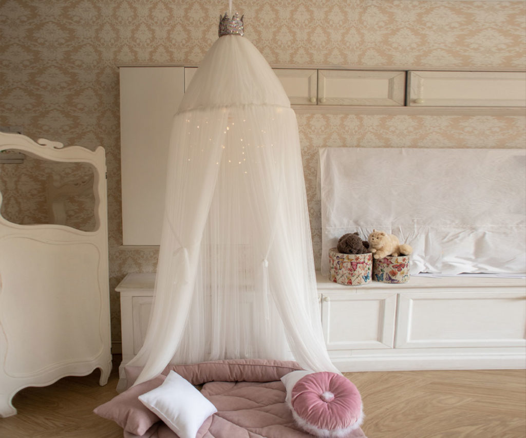 Baldachin aus Soft-Tüll- Betthimmel mit Krone • Für Ihr Kinderzimmer